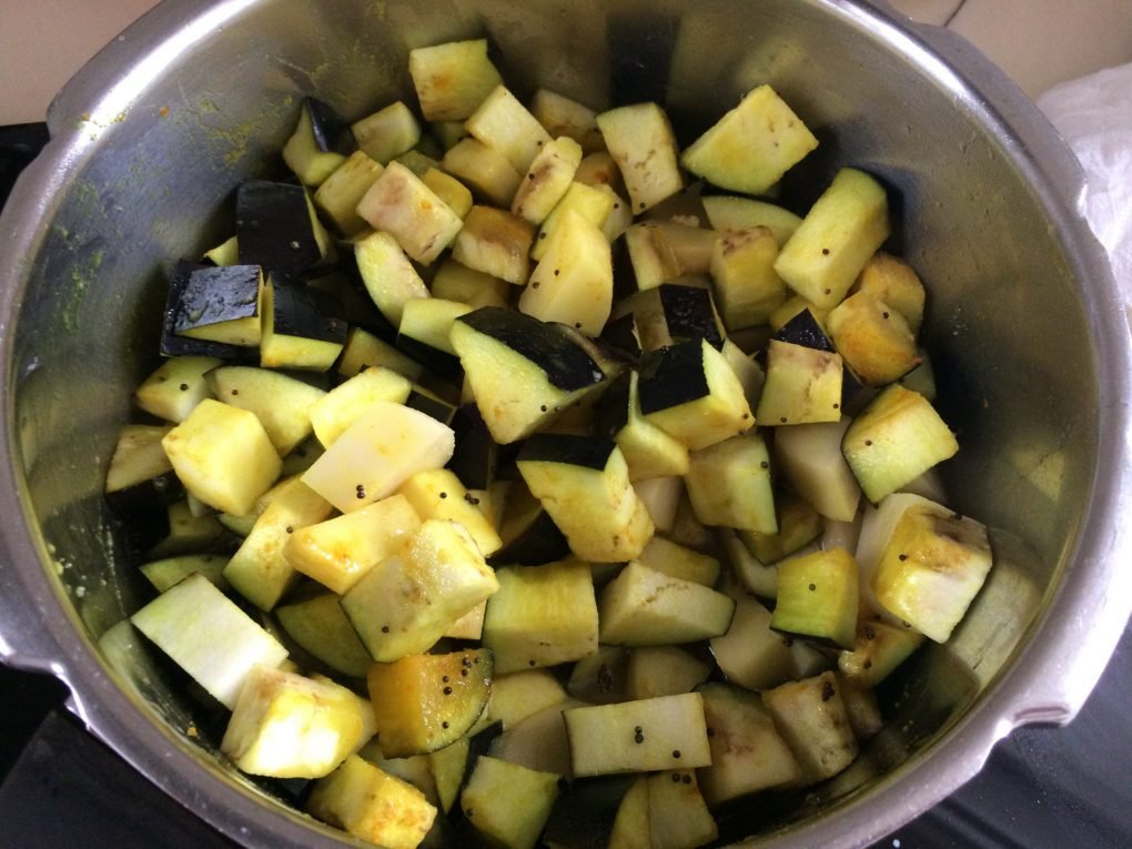 Ringan Batata Nu Shaak/Brinjal Potato Curry/Eggplant Potato Curry ...