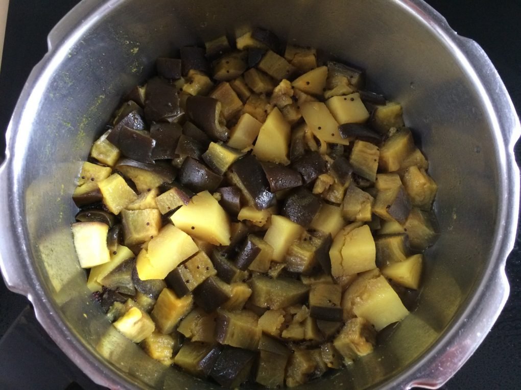Ringan Batata Nu Shaak/Brinjal Potato Curry/Eggplant Potato Curry ...