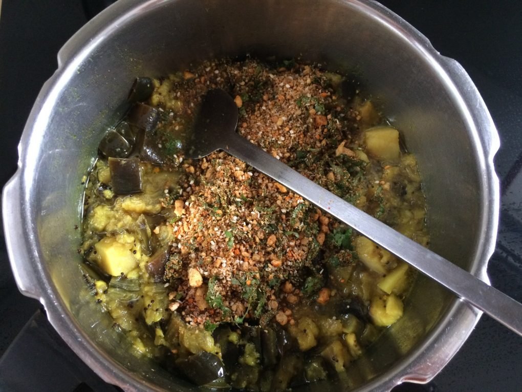 Ringan Batata Nu Shaak/Brinjal Potato Curry/Eggplant Potato Curry ...